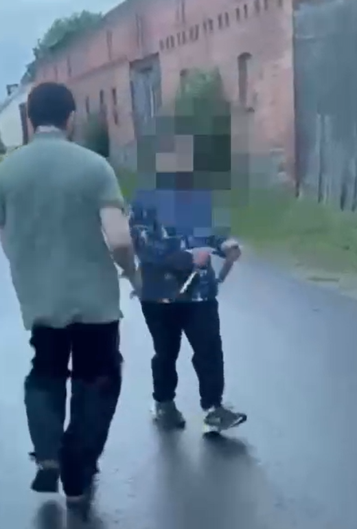 Obywatel Kuby trzymając w rękach dwa noże groził pozbawieniem życia ...